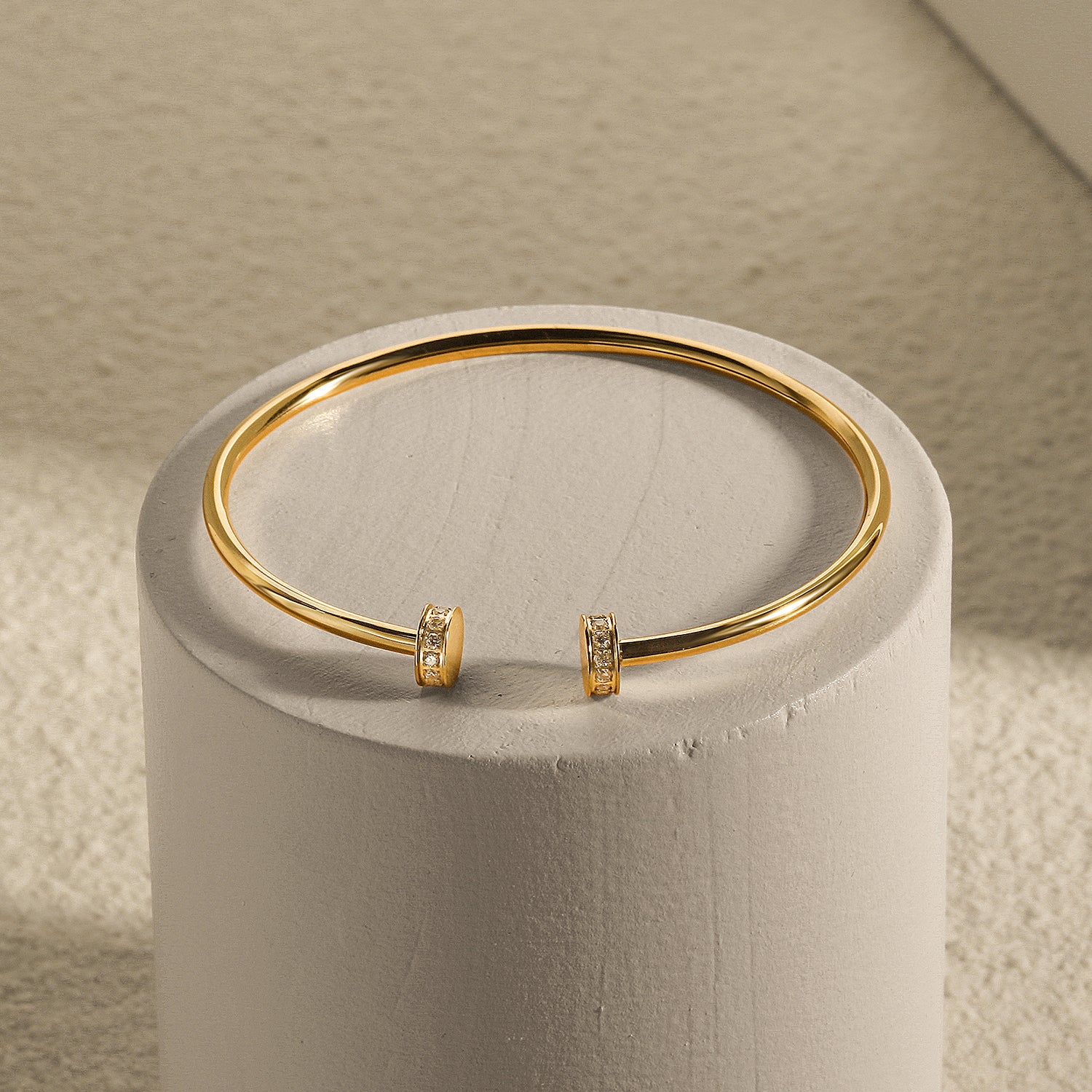 Shiny Button Cuff – Ciunofor